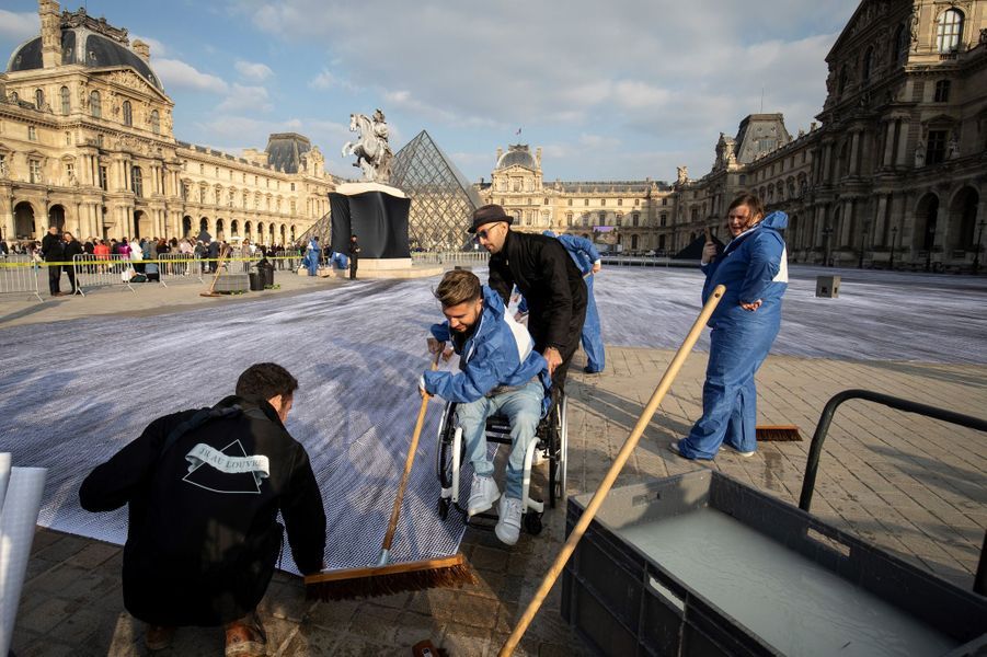 L'impressionnant collage de JR pour les 30 ans de la pyramide du Louvre