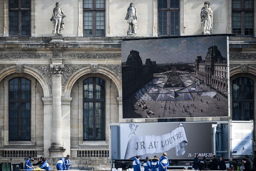 L'impressionnant collage de JR pour les 30 ans de la pyramide du Louvre