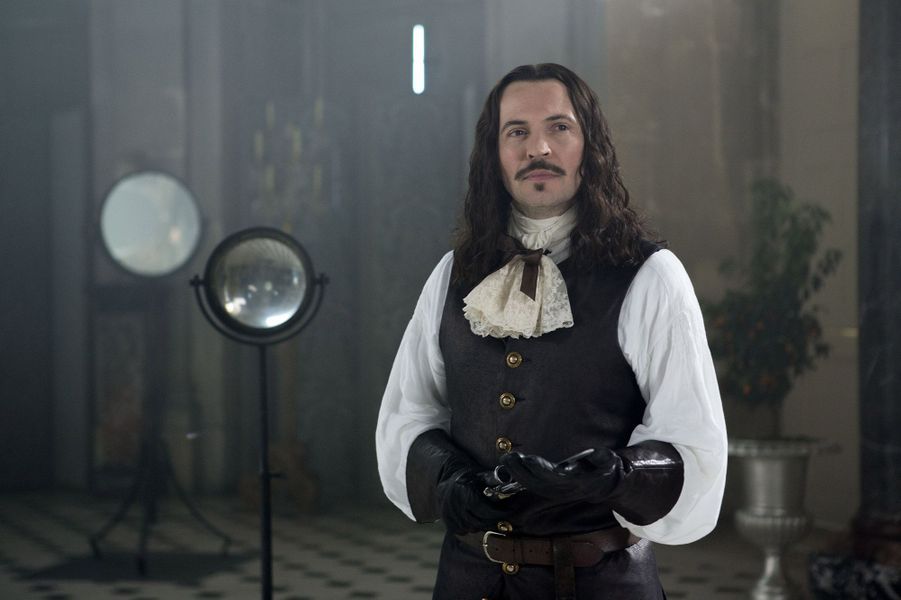 "Versailles" : à quoi ressemblent les acteurs de la série dans la vraie ...