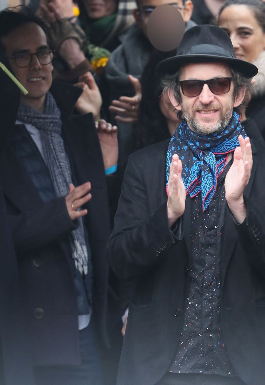 Arthur H, Kên et Izïa, leur dernier adieu à leur père Jacques Higelin