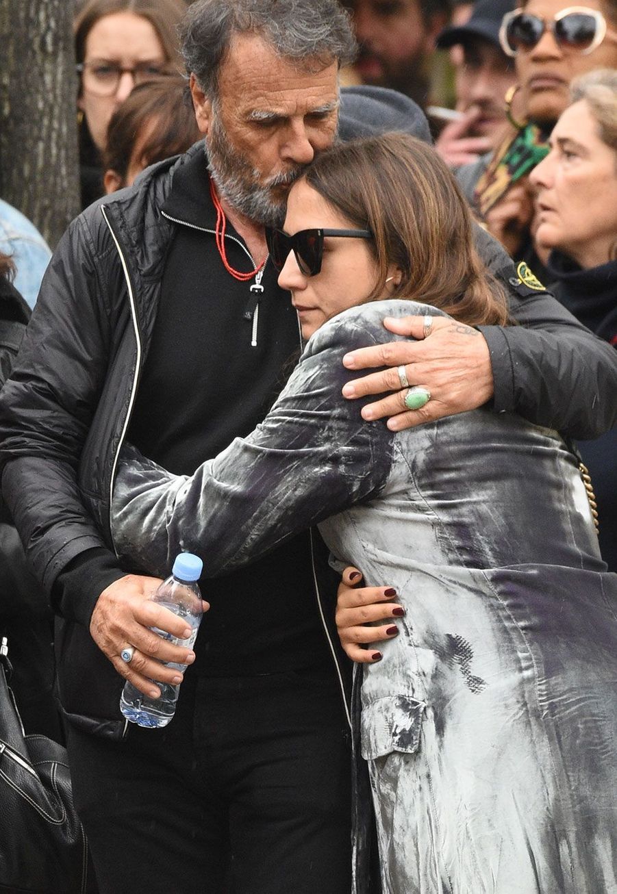 Arthur H, Kên et Izïa, leur dernier adieu à leur père Jacques Higelin