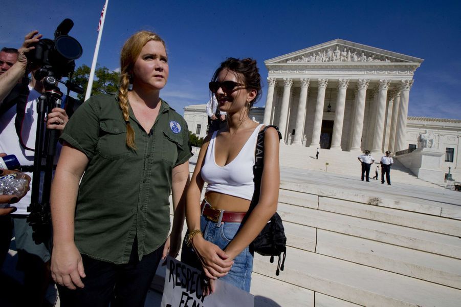 Amy Schumer et Emily Ratajkowski, féministes engagées… et arrêtées par ...