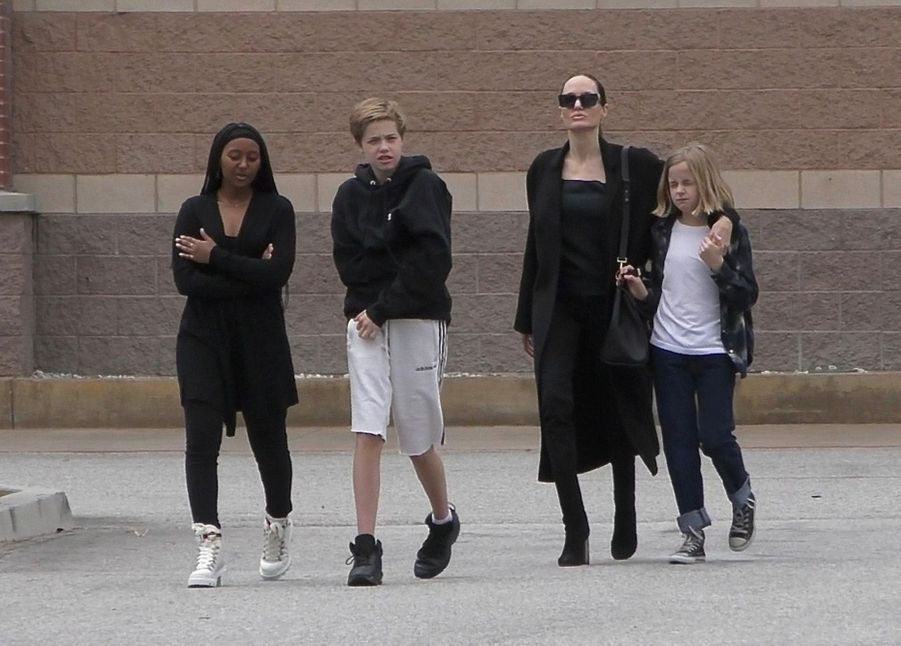 Angelina Jolie Sortie Entre Filles Avec Zahara Shiloh Et Vivienne