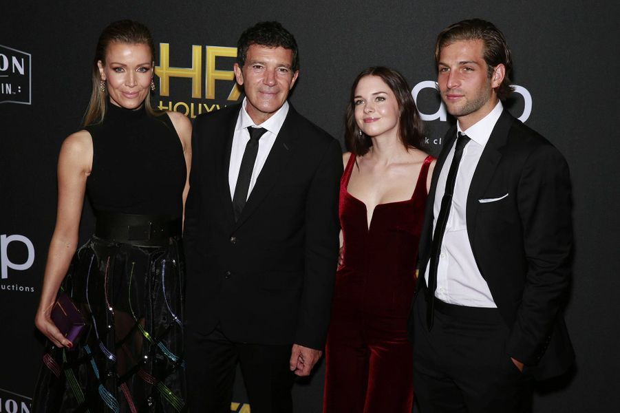 Antonio Banderas Papa Comblé Au Bras De Sa Sublime Fille Stella