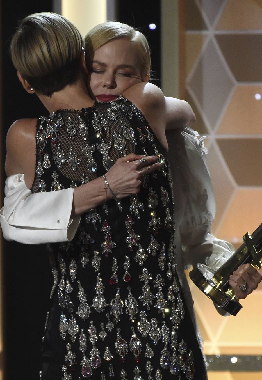 Charlize Theron honorée et couvée par Nicole Kidman