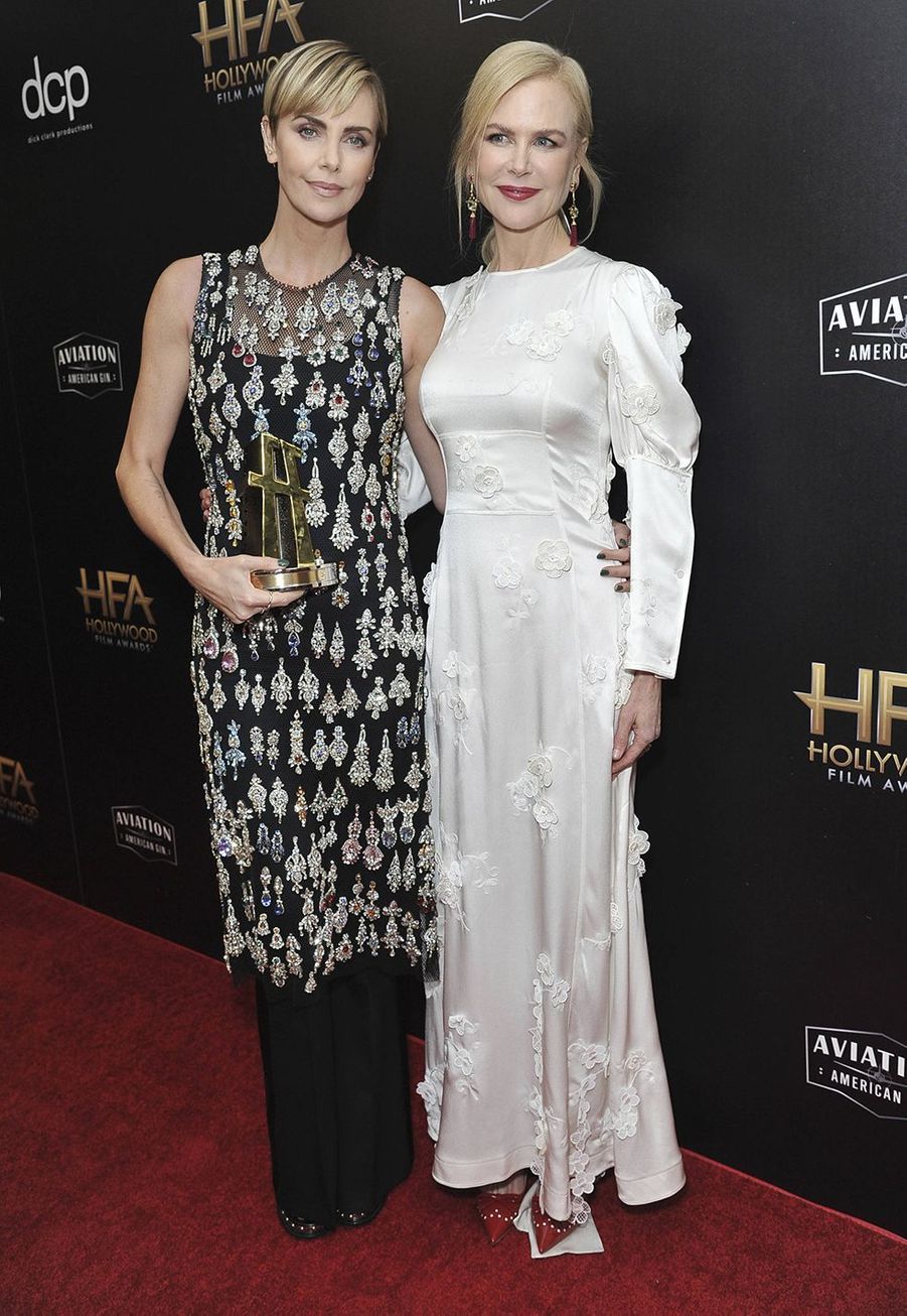 Charlize Theron honorée et couvée par Nicole Kidman