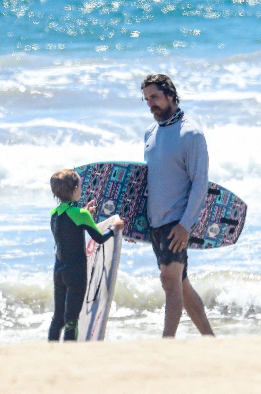 Christian Bale, session de surf avec son fils à Malibu