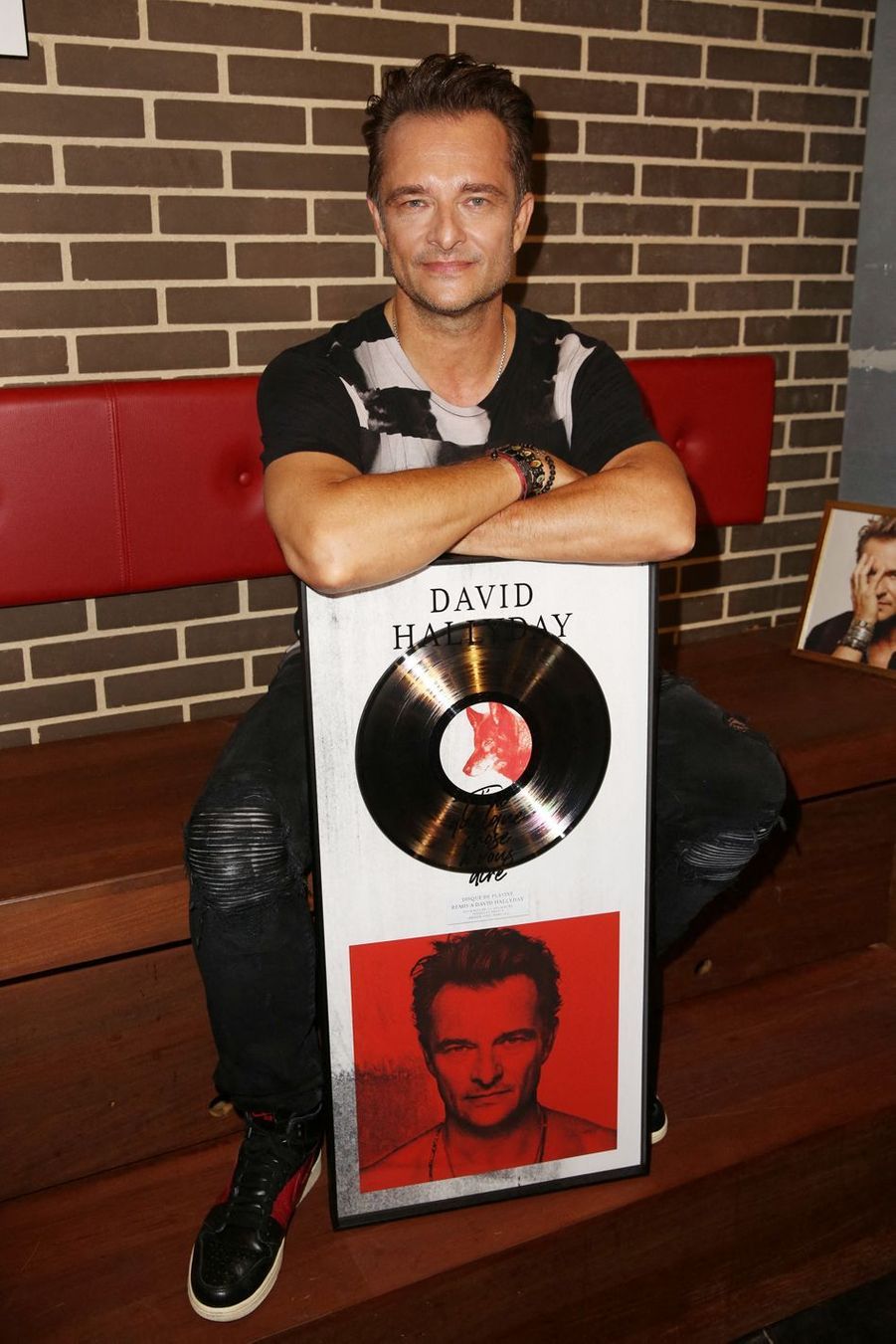 David Hallyday, radieux pour recevoir le deuxième disque de platine de ...