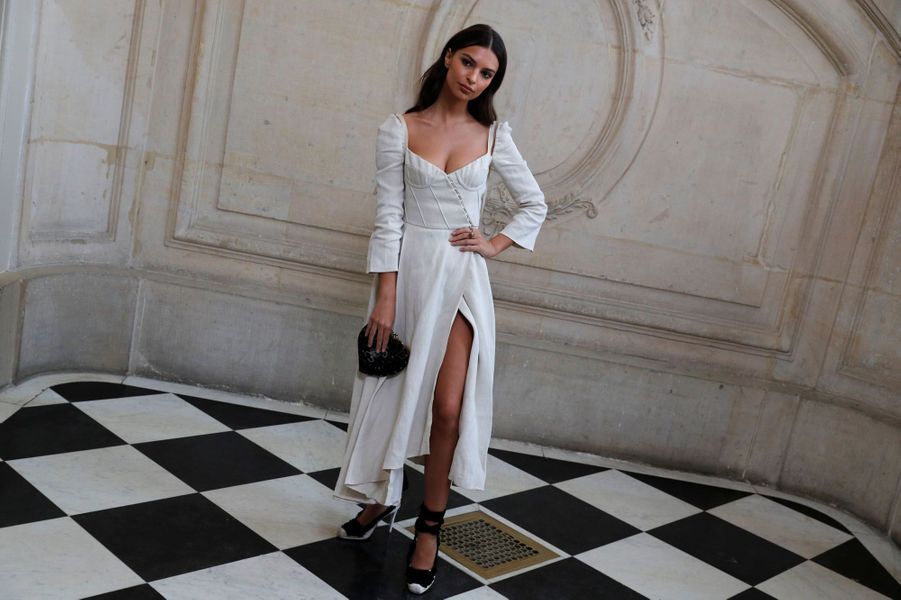 Emily Ratajkowski, Emmanuelle Béart… Défilé de célébrités pour Dior