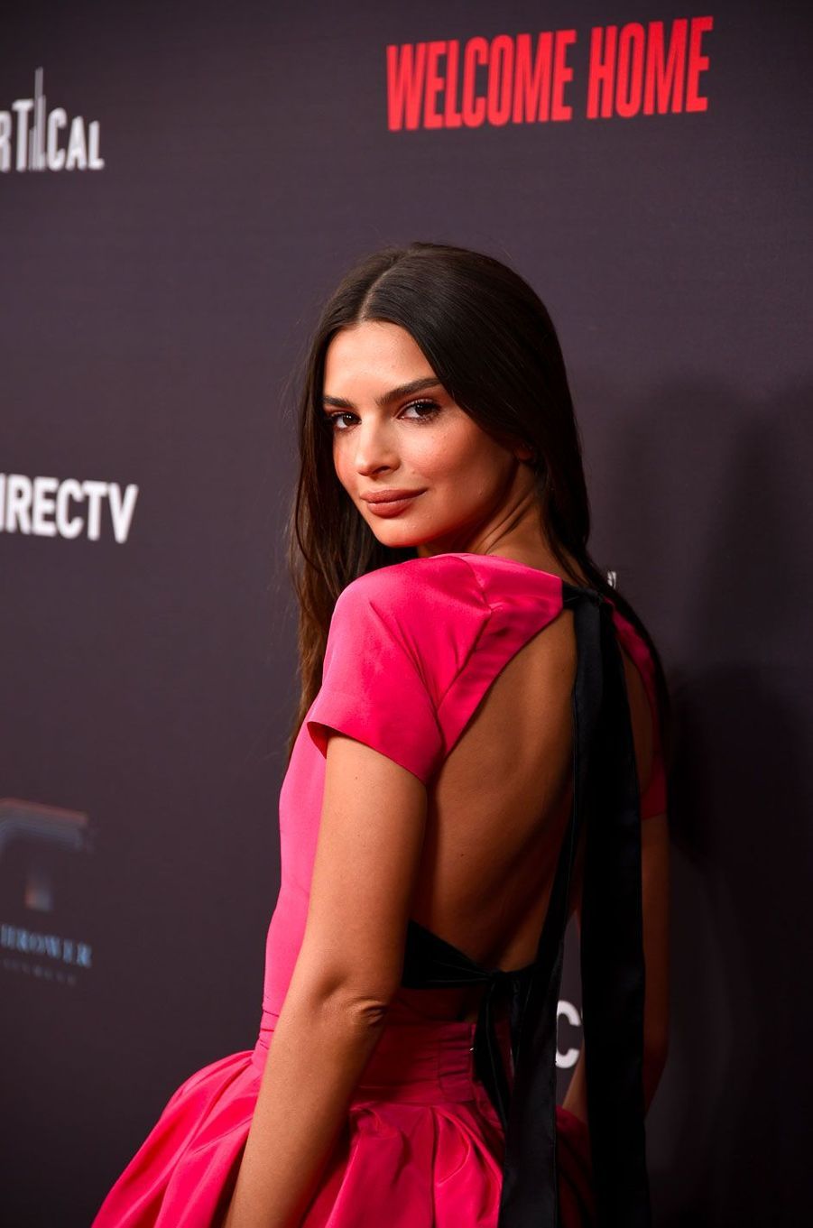 Emily Ratajkowski voit la vie en rose à la première de "Welcome Home"