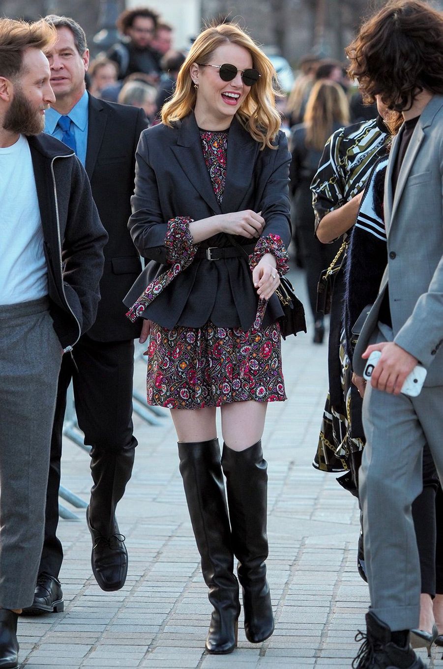 Emma Stone resplendissante au défilé Louis Vuitton à Paris