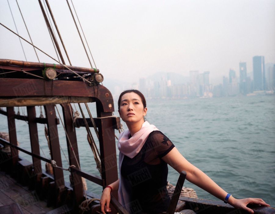 Gong Li, une promenade en photos dans Hong-Kong en 1999
