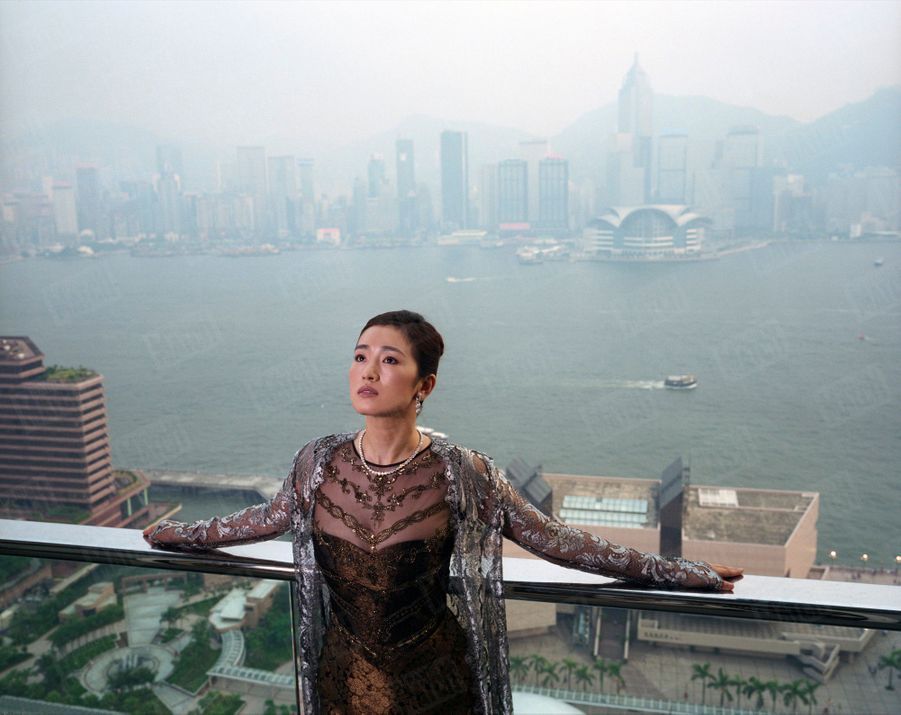 Gong Li, une promenade en photos dans Hong-Kong en 1999