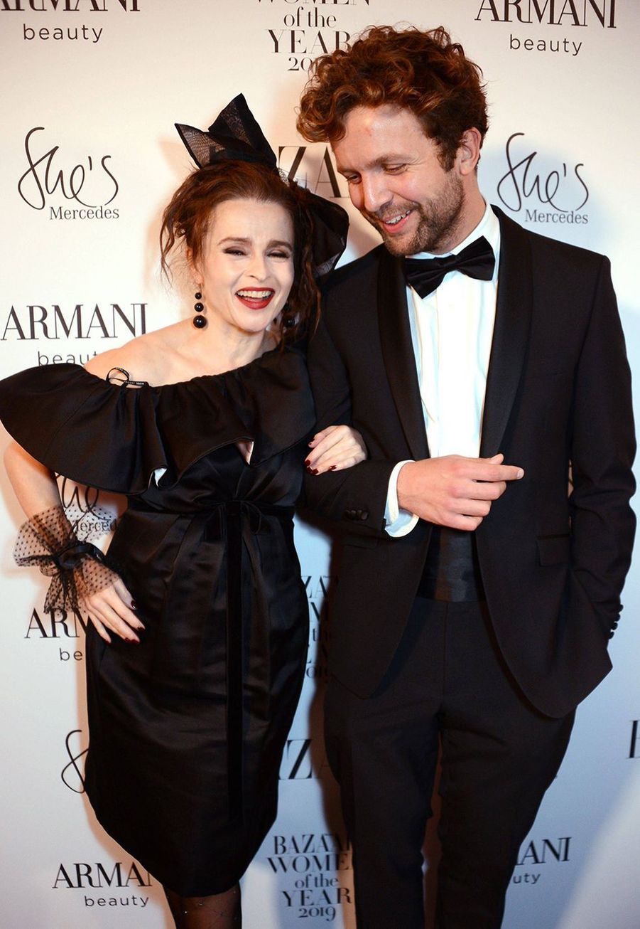 Helena Bonham Carter officialise avec son élégant (et jeune) chéri