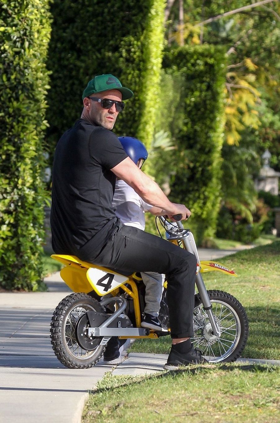 Jason Statham fait de la mini moto avec son adorable fils, Jack