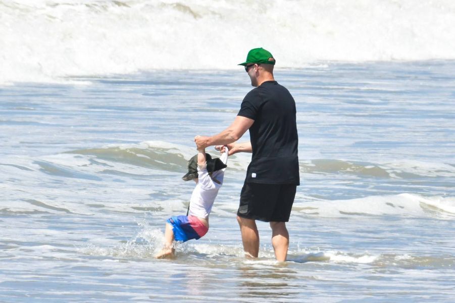 Jason Statham, pause tendresse à la plage avec Rosie et leur fils