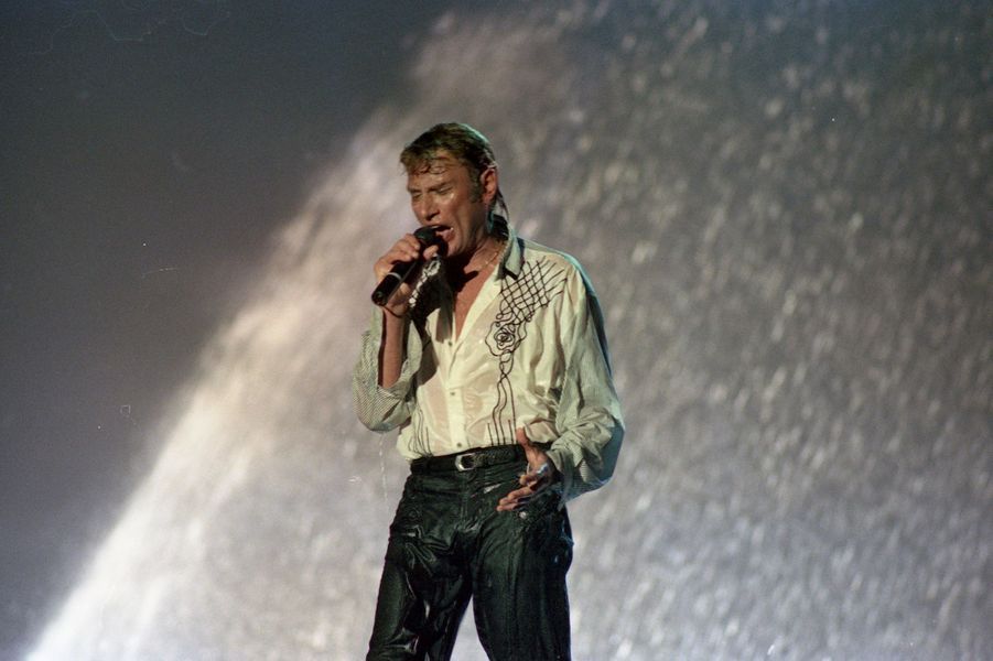 Johnny Hallyday : ses looks de scène légendaires
