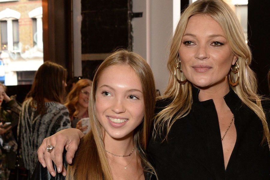 Lila Grace Moss-Hack : sa première apparition à la Fashion Week avec sa ...