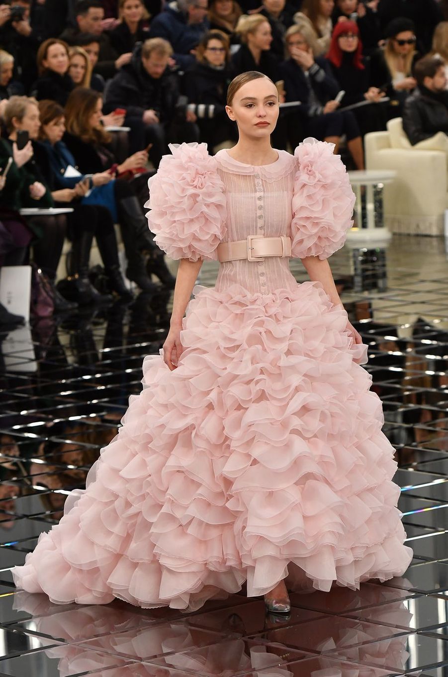 Lily-Rose Depp éblouissante au défilé Chanel