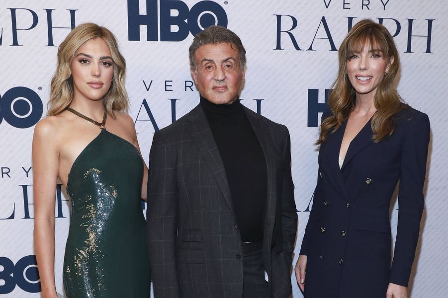 Sylvester Stallone fier aux bras de sa fille et de sa femme