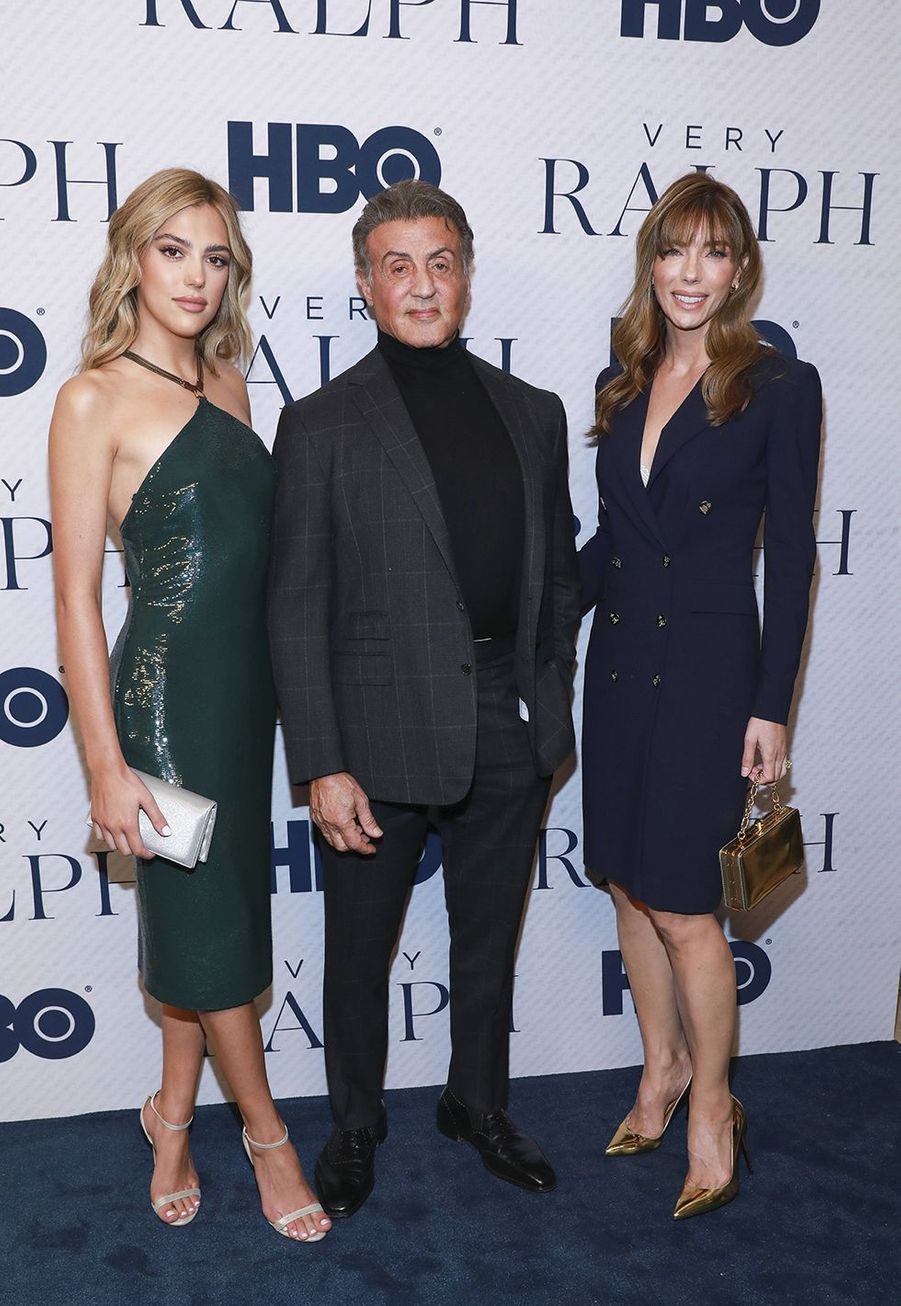 Sylvester Stallone fier aux bras de sa fille et de sa femme