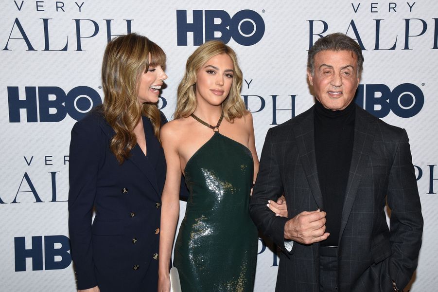 Sylvester Stallone fier aux bras de sa fille et de sa femme