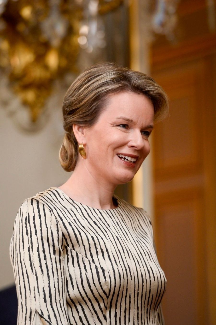 La reine des Belges en photos - La reine Mathilde adopte un style zébré