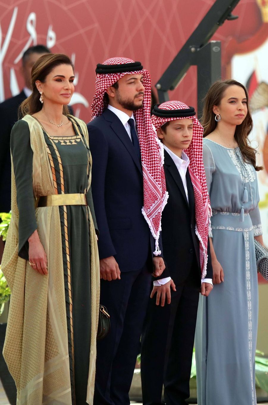 La reine Rania en vert et or pour célébrer les 73 ans de l’indépendance de la Jordanie
