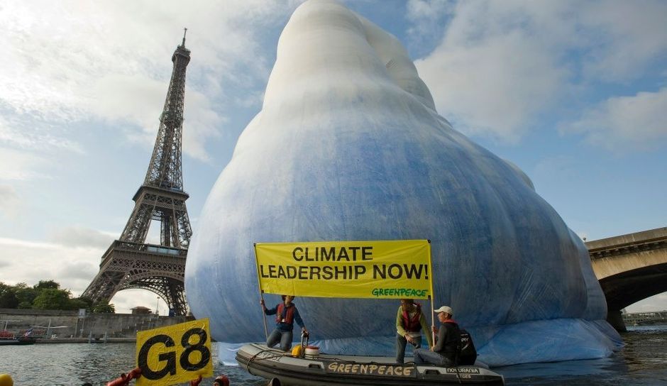Greenpeace installe un iceberg à Paris