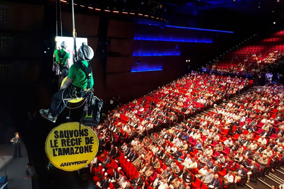 Greenpeace sème la zizanie à l'assemblée générale de Total