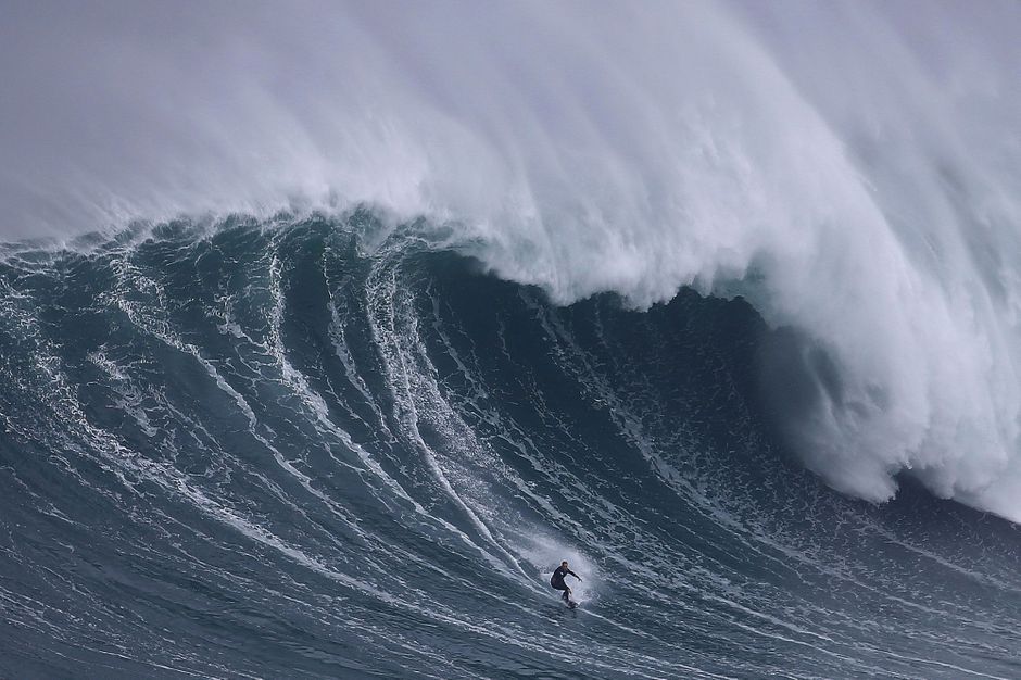 Vague géante - Nazaré contre surfeurs, le duel