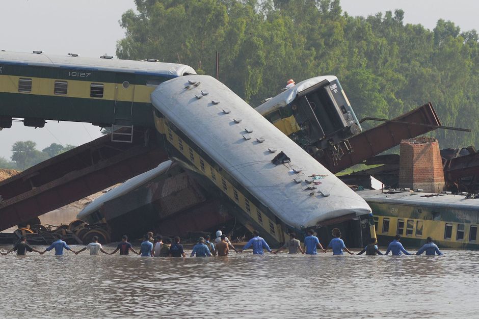 Un acte de sabotage - Spectaculaire accident de train au Pakistan