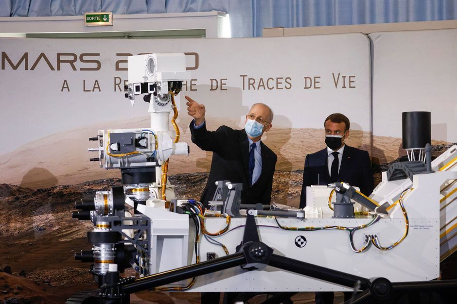 Emmanuel Macron à la rencontre des "combattants de l'espace" au CNES