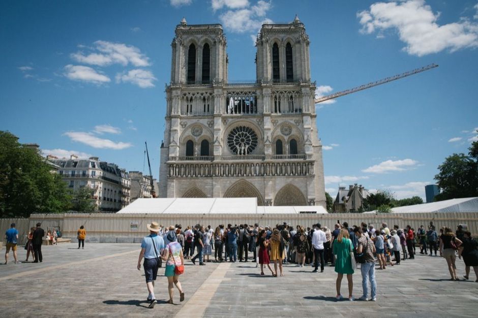 Un "symbole" : le parvis de Notre-Dame de nouveau ouvert