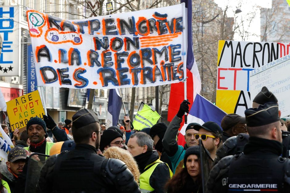 Plusieurs Milliers De Manifestants Contre La Réforme Des Retraites à Paris