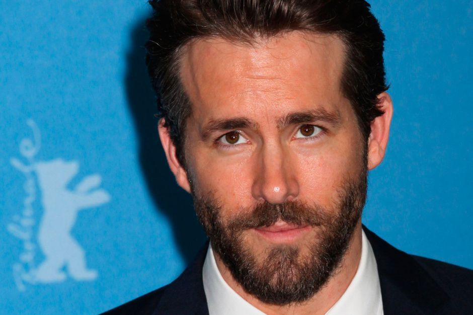 Première image - Ryan Reynolds devant le masque de Deadpool