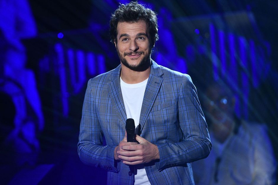 Amir fait une chute pendant un concert et finit à l'hôpital