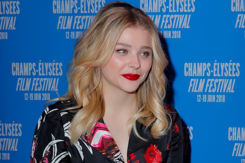 Chloë Moretz, rayonnante à la première de "Come as you are" à Paris