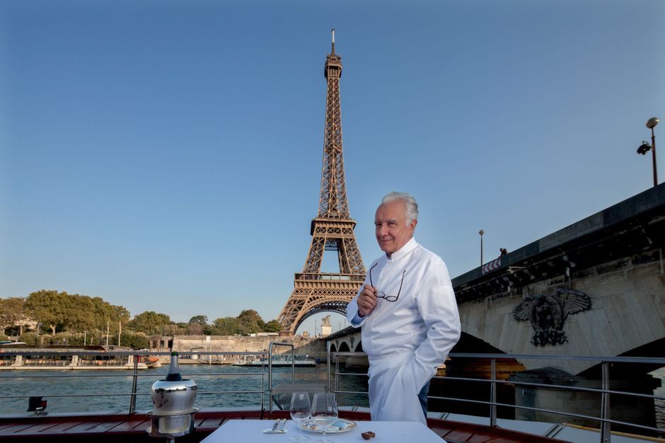 A Bord De Son Restaurant Flottant Alain Ducasse Entre En Seine
