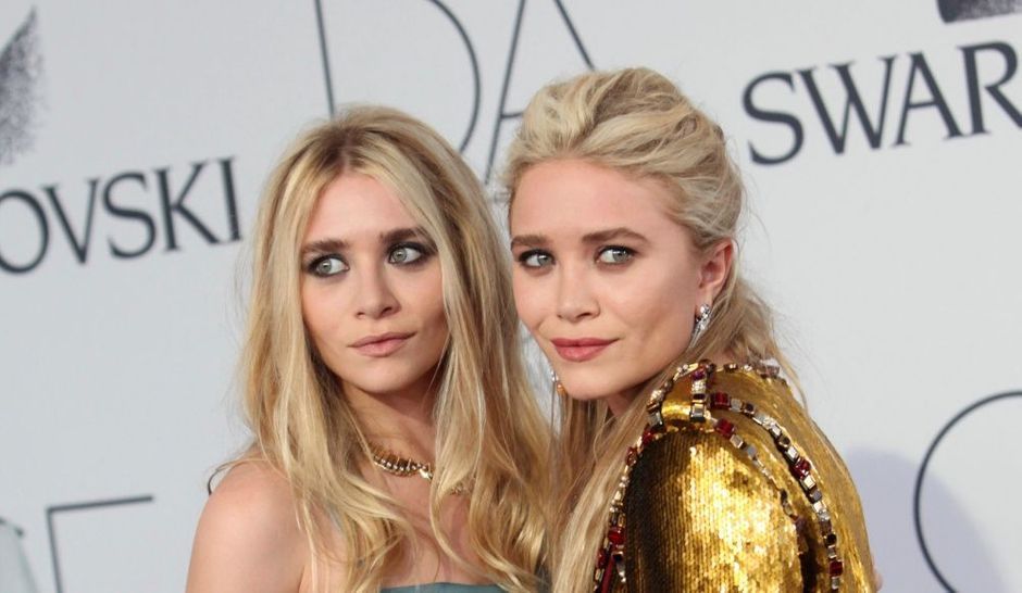 Les sœurs Olsen sur un piédestal