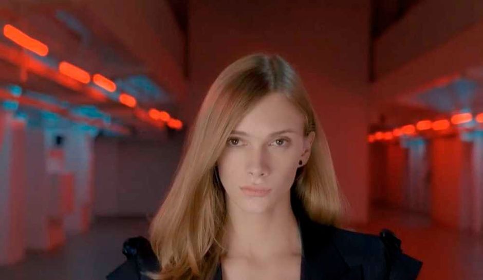Stav Strashko, beauté hérétique
