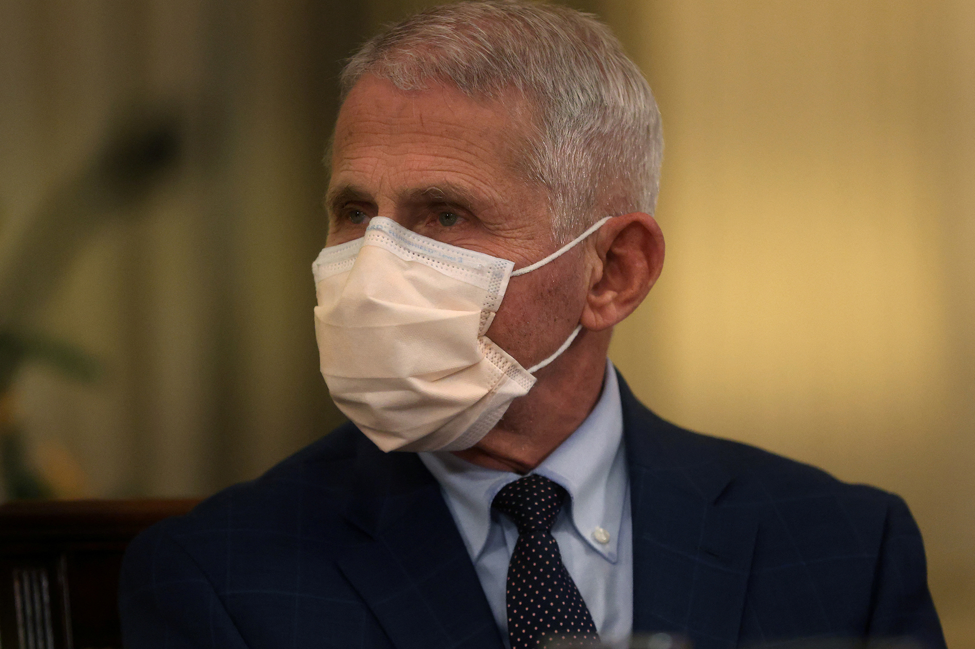 Le docteur Fauci prévient que le variant Omicron «se déchaîne» à ...