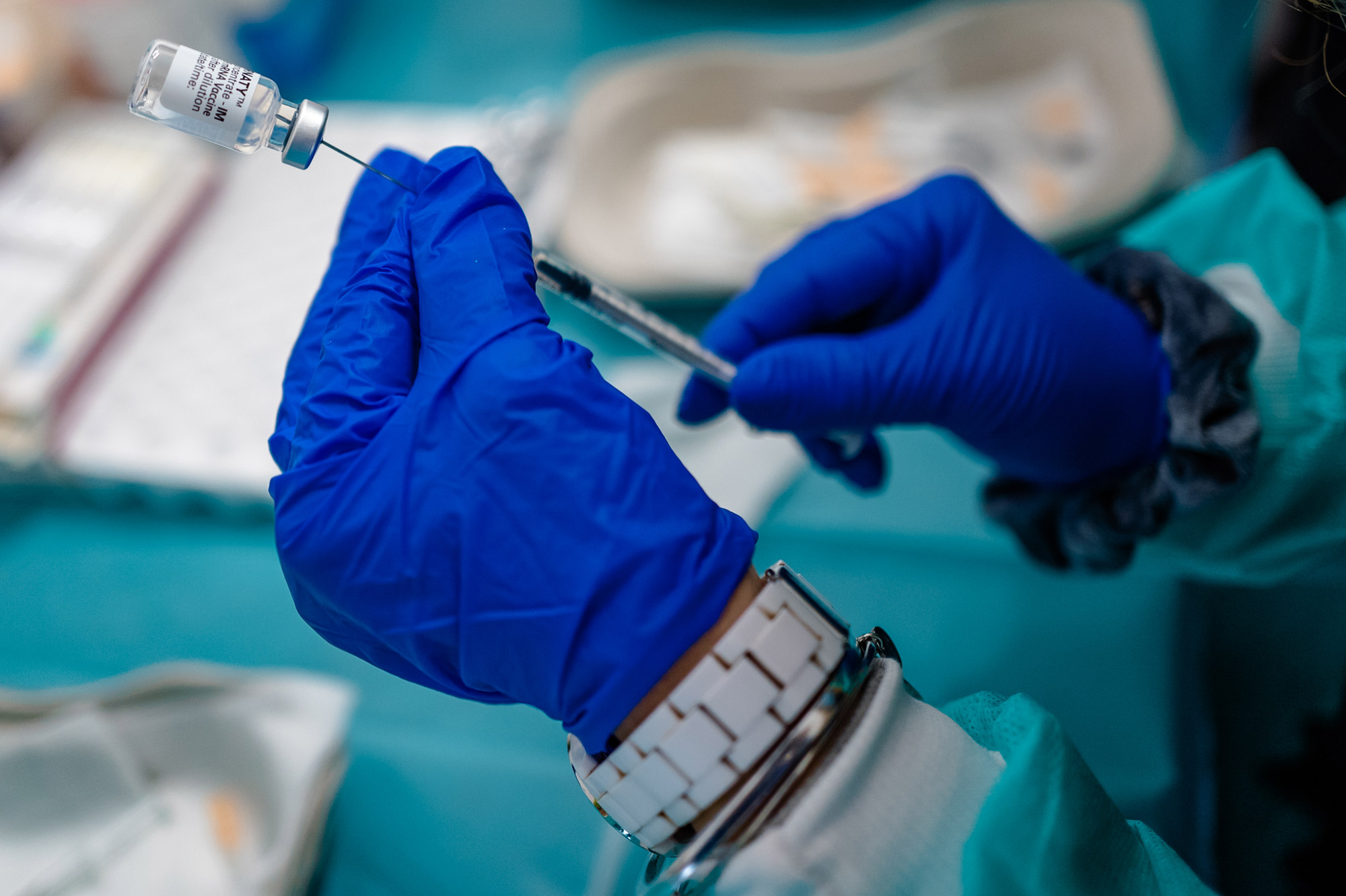 Pour obtenir un pass sanitaire, il tente de se faire vacciner sur un ...