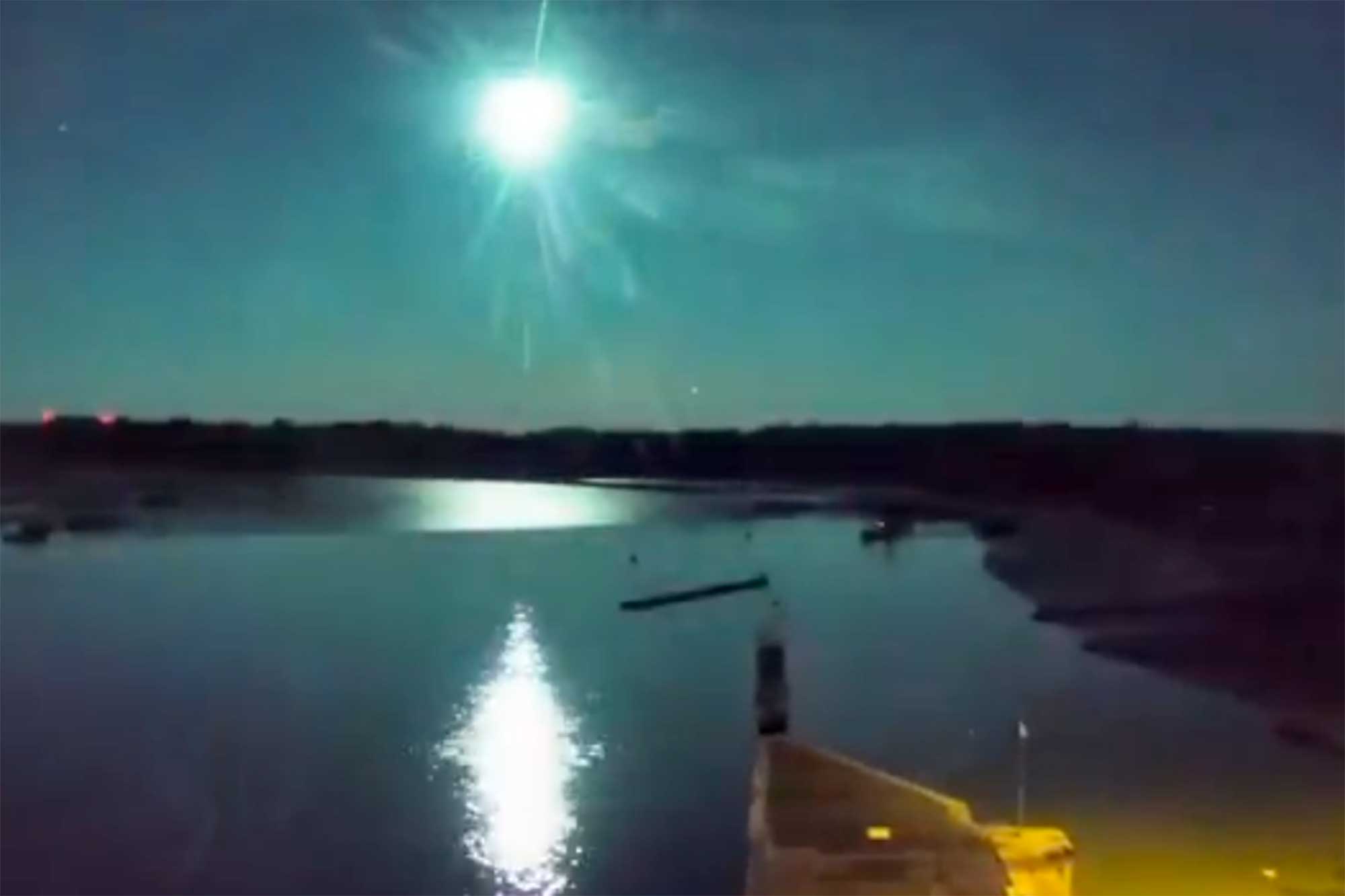une-norme-boule-de-feu-film-e-au-dessus-de-la-bretagne