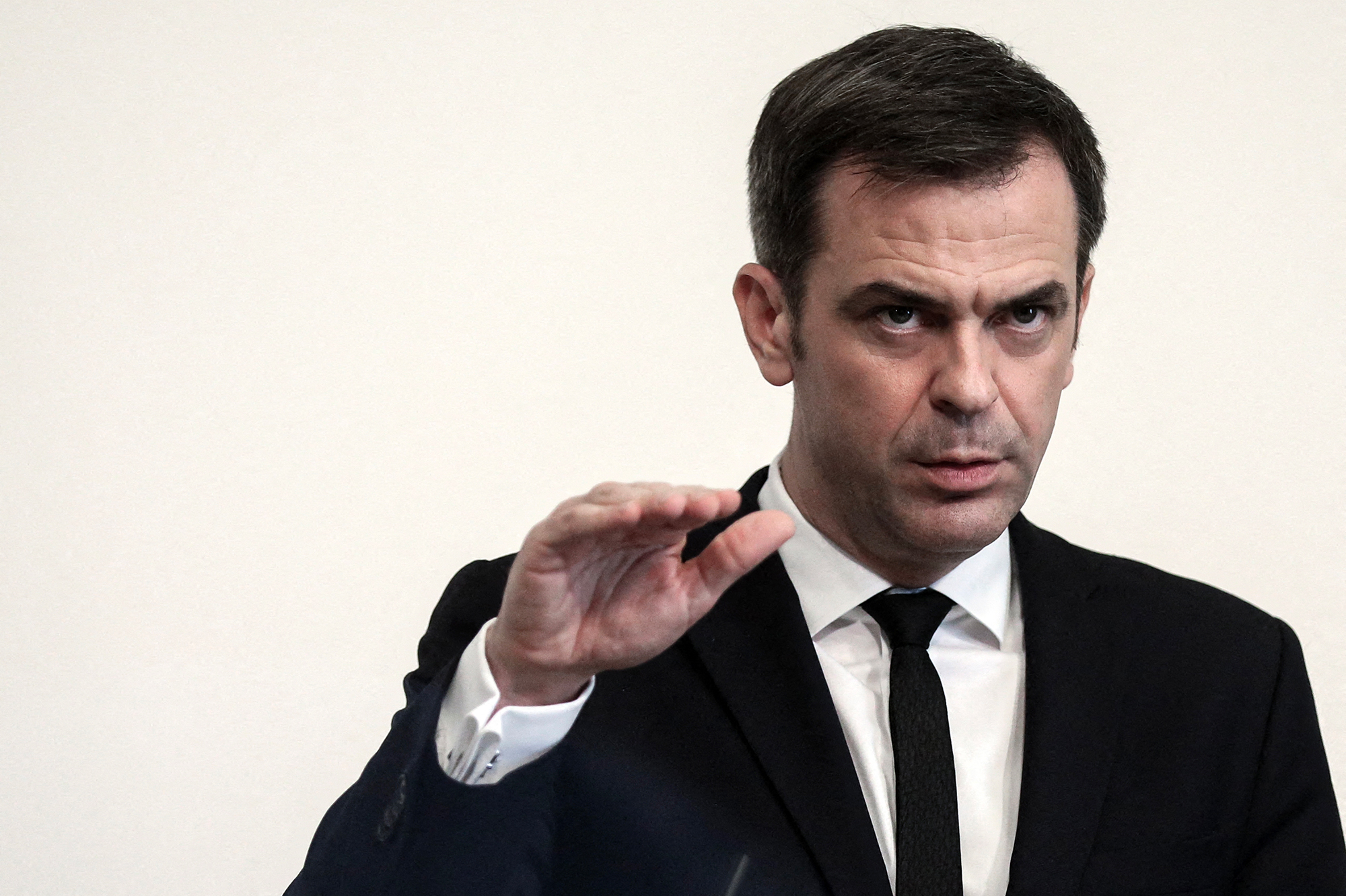 Covid-19: Olivier Véran espère "pouvoir éviter" une nouvelle vague