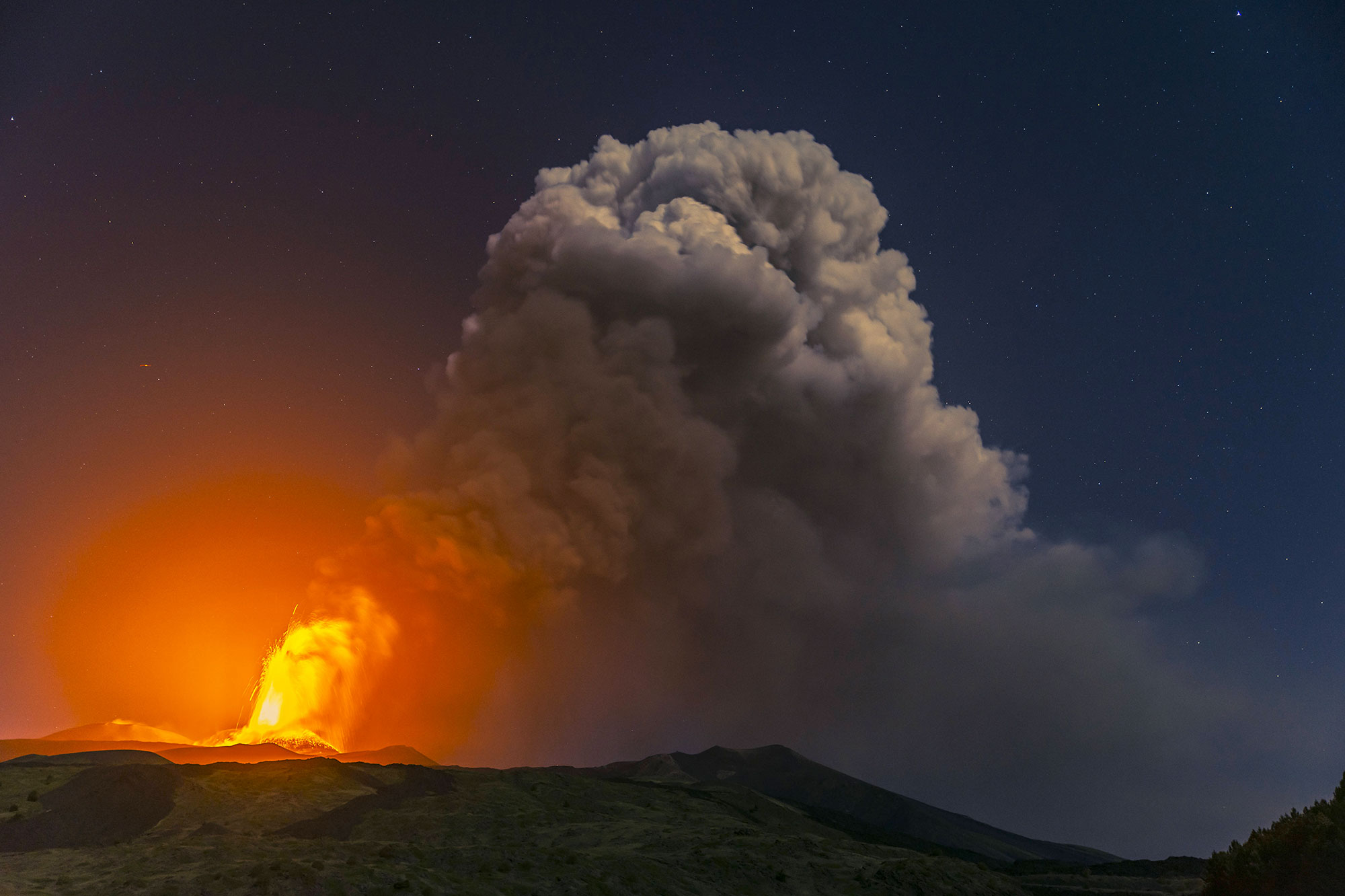 L’Etna crache des fontaines de lave, le spectacle est à couper le souffle