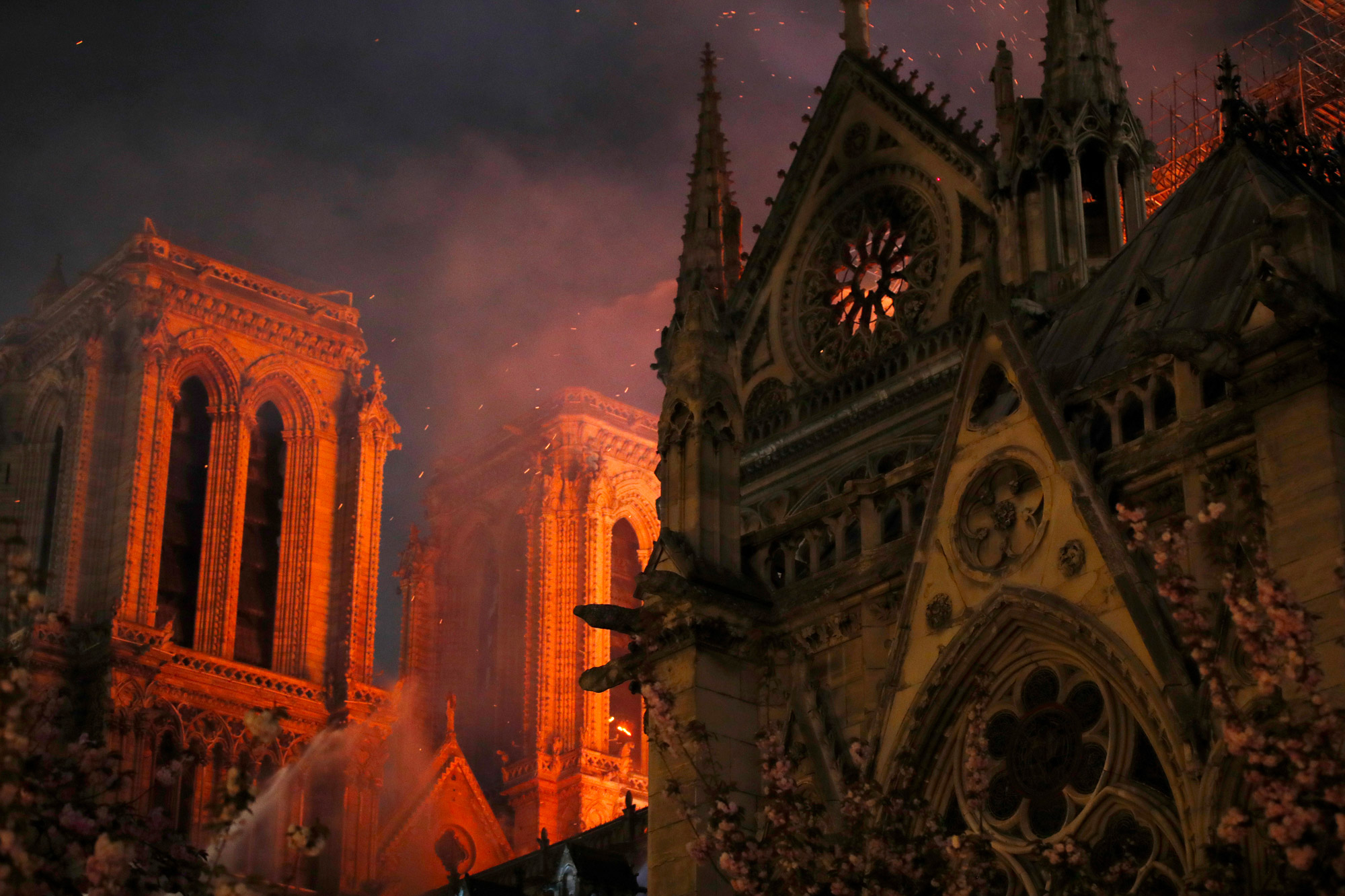 Les pompiers annoncent que la "structure" de Notre-Dame de Paris est ...