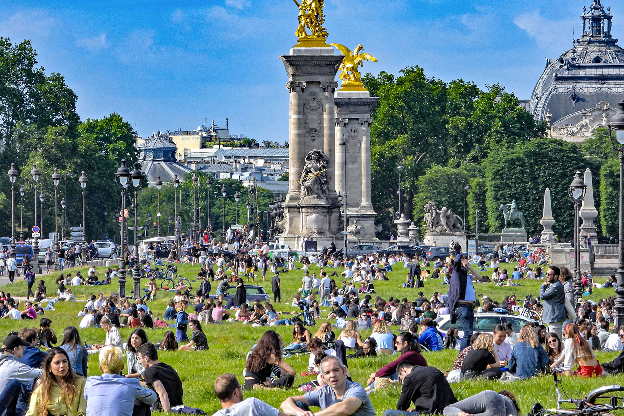 A Paris, la vie reprend son cours