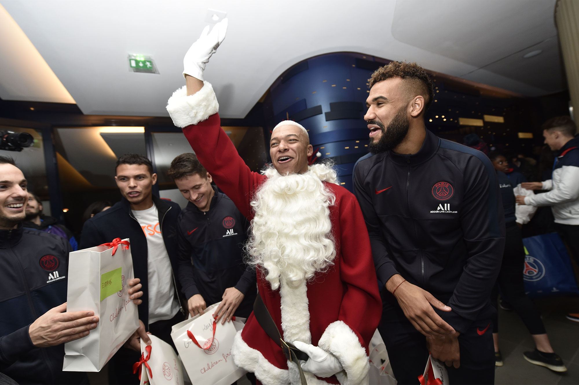Kylian Mbappé illumine le visage des enfants en père Noël d'un jour