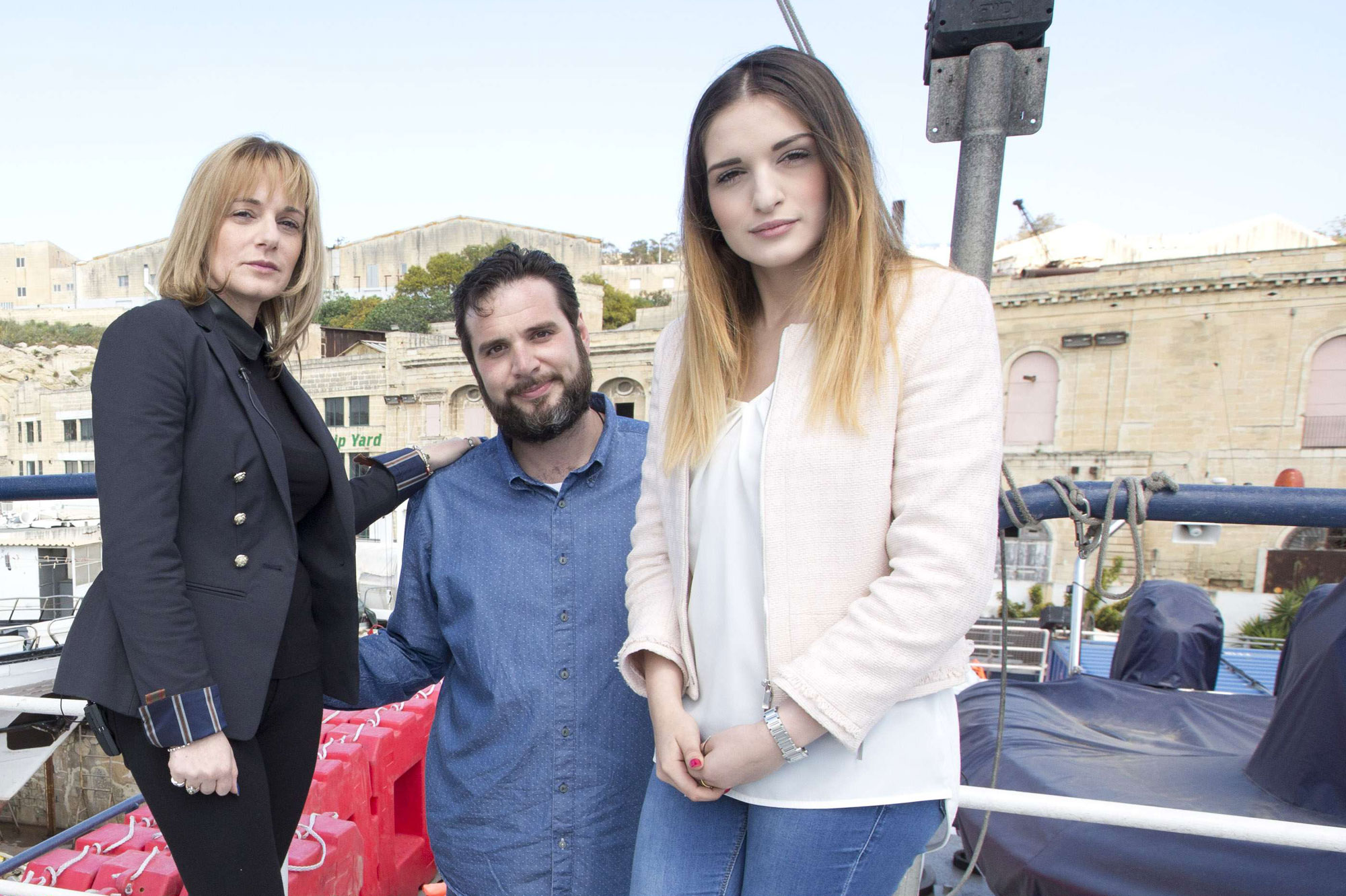 Un couple millionnaire au secours des migrants - Régina et Christopher ...